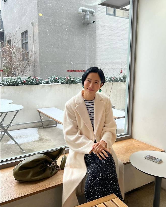 김나영 눈 내리니 더욱 환해진 미소 화사한 롱 코트 트위드 멜빵바지 패션 스타와 패션