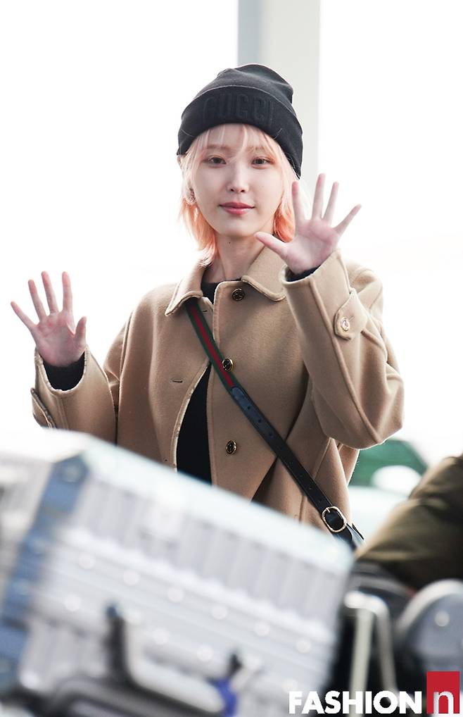 아이유 핑크 헤어 파격 변신구찌걸의 테일러드 코트룩 밀라노 출국길 패션엔
