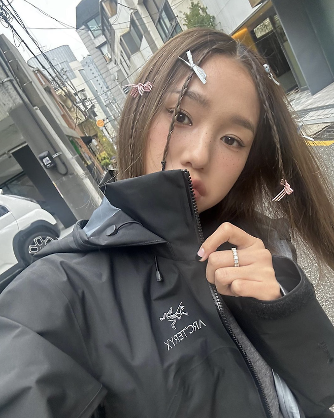 장원영 제니 Pick 발레코어룩 리본 헤어 스타일링 더 케이커