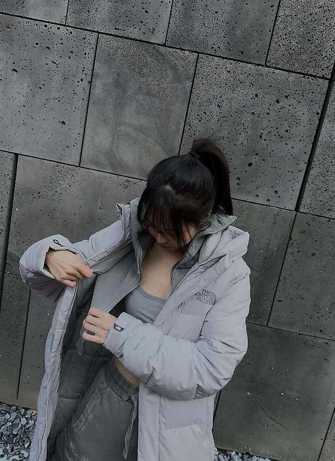 손나은 겨울 잊은 복근 노출 롱패딩 하나로 거뜬 일상 애슬레저룩 패션엔