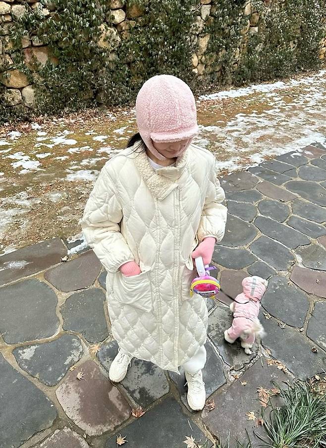 류이서 초등생 인줄 핑크 바라클라바 귀요미 퀼팅 패딩 산책룩 패션엔