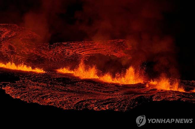 월드and포토 아이슬란드 화산 분화마을 덮친 용암