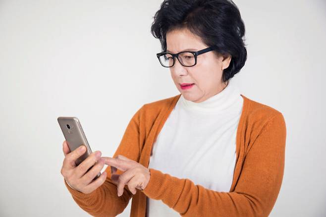 노쇠할수록 Sns 사용 많아 어르신 857 모바일로 인터넷