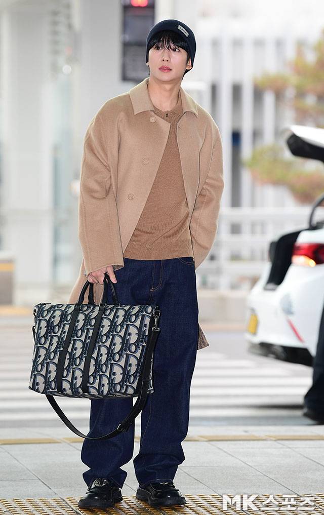 정해인 다녀올게요 훈훈한 외모 돋보인 니트 데님 팬츠 코트 공항 패션 스타와 패션