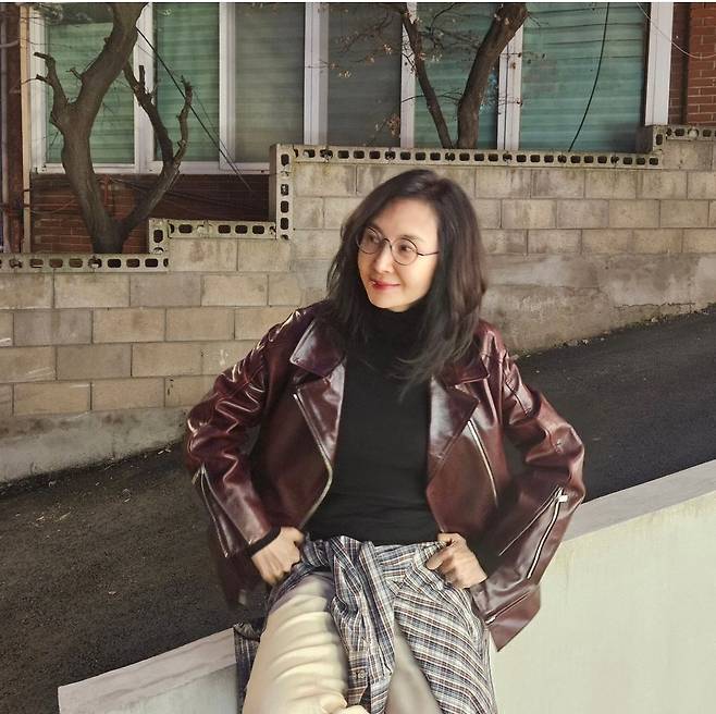 채시라 나 좀 잘생겨졌네 레이어드 컷으로 급변신 라이더 재킷 체크 셔츠룩 스타와 패션