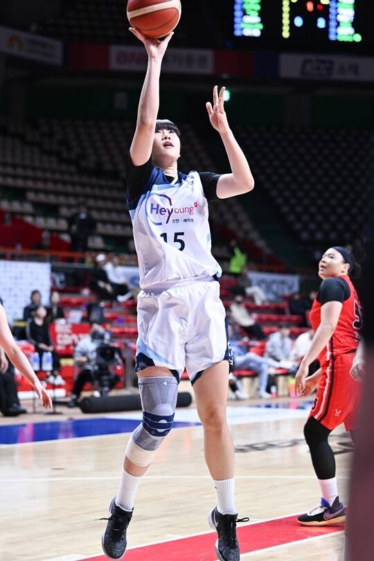 [BK 리뷰] ‘3점 폭죽’ 신한은행, BNK 제압 … 시즌 첫 연승+최하위 탈출