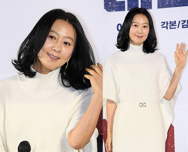 김희애 동안 놓치지 않을 거예요~ 56세 우아함의 극치 목폴라 니트 컷아웃 스커트룩 스타와 패션