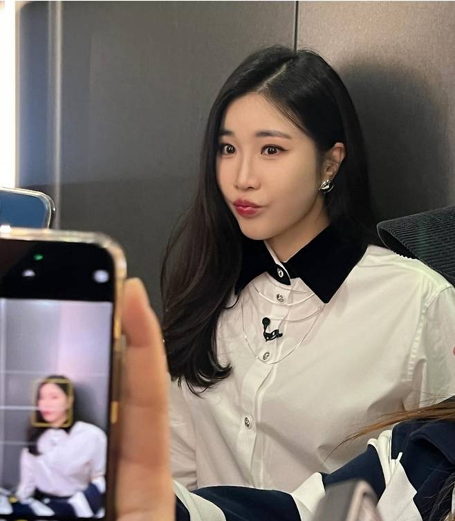 이해리 ‘후광이 반짝‘ 엘리베이터에서도 빛나는 미모 블라우스 슬랙스룩 스타와 패션