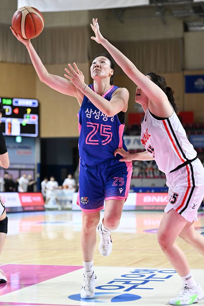 [BK 리뷰] ‘배혜윤-이해란 골밑 지배’ 삼성생명, BNK 꺾고 승률 5할 회복...BNK 7연패