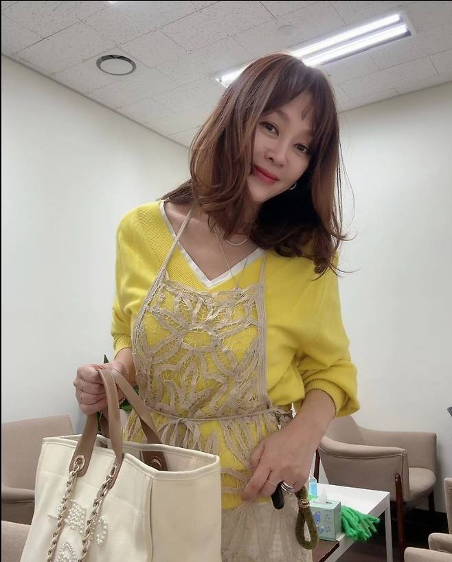 이승연 아끼는 앞치마” 우아한 자태 뽐낸 니트 머플러 앞치마 패션 스타와 패션