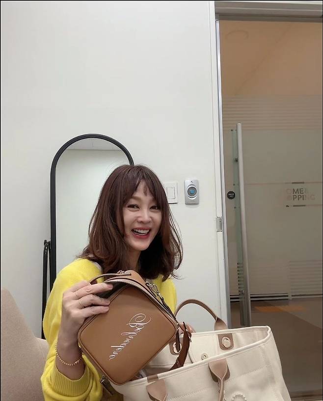 이승연 아끼는 앞치마” 우아한 자태 뽐낸 니트 머플러 앞치마 패션 스타와 패션