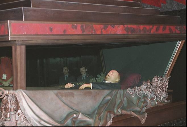 레닌 100주기 방부처리 시신 이제 어머니 옆에 매장하자” 제안
