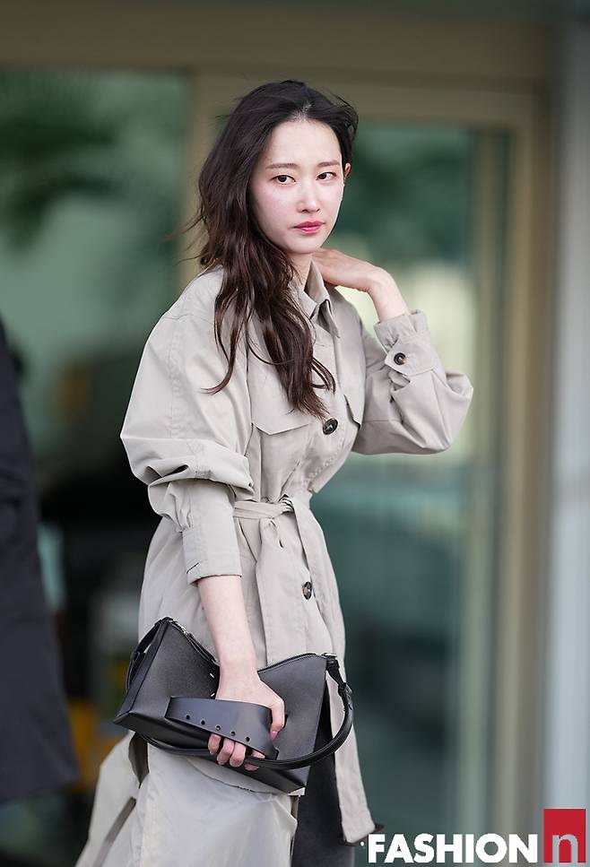 종이의 집 그녀 전종서 진정한 얼죽코 시스루 트렌치코트 파리 출국 패션엔