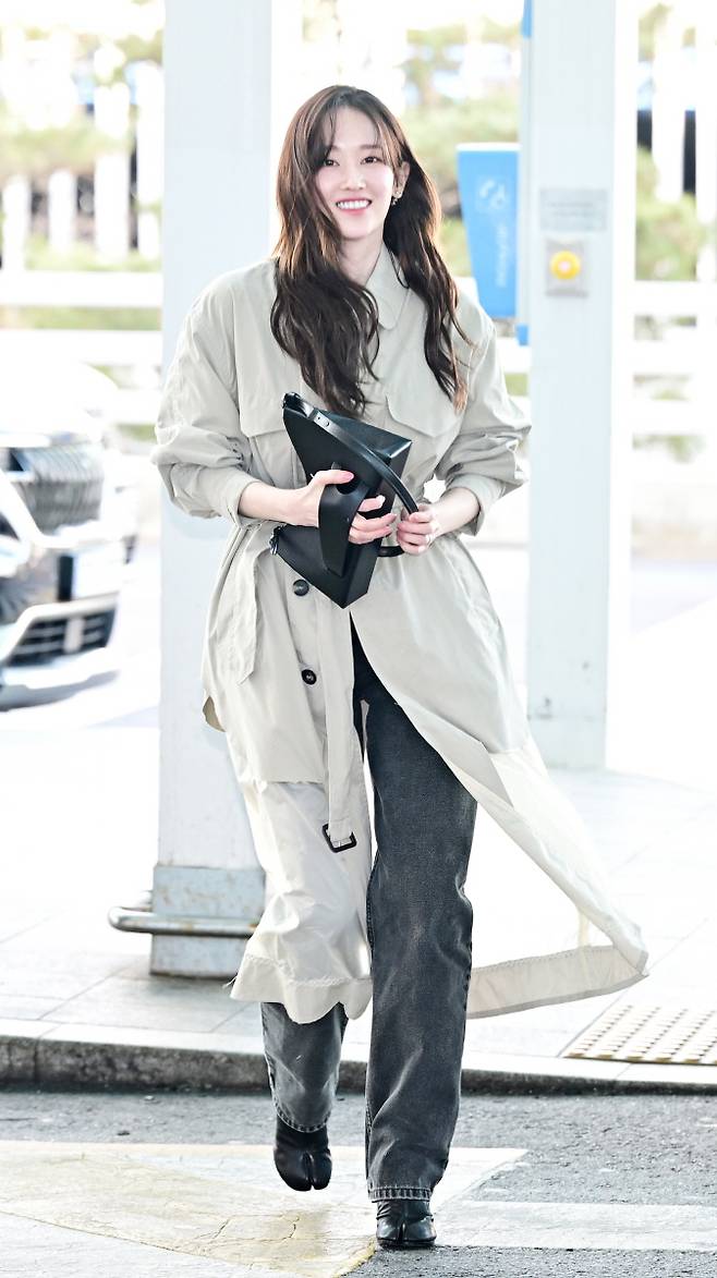 전종서 시크한 스타일링 완성한 트렌치 코트 공항패션 스타와 패션