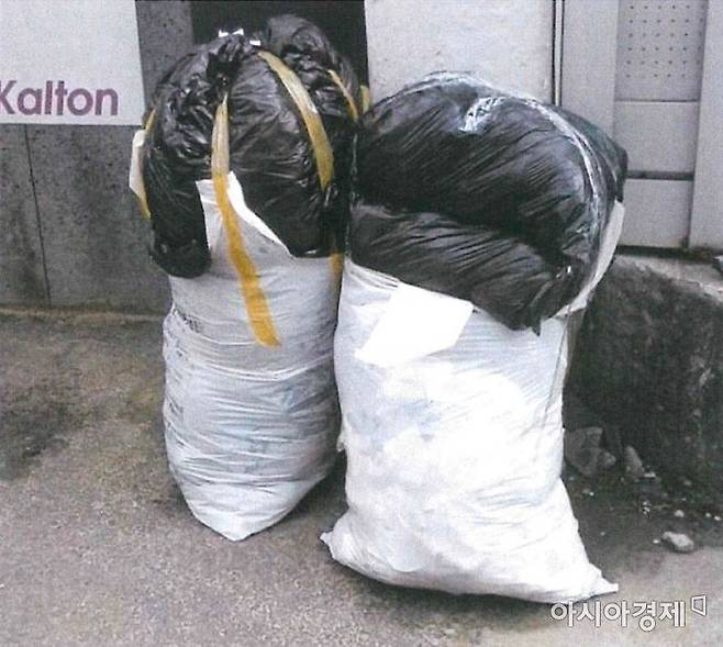 2300원 아끼려고길바닥에 쓰레기 쏟고 종량제 봉투만 슬쩍