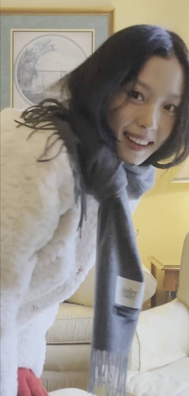 고민시 영화 같은 베를린 여행 ‘청순 미모 자랑한 플리스 재킷 코트 머플러 패션 스타와 패션