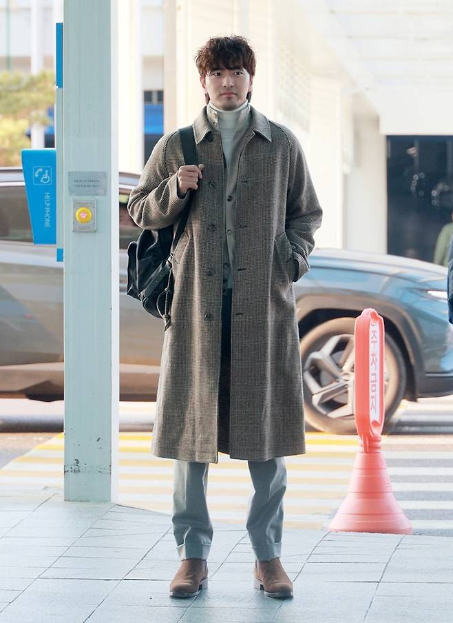 이진욱 공항에 뜬 젠틀맨 코트 자락 휘날리는 클래식 댄디룩 호주 출국 패션엔