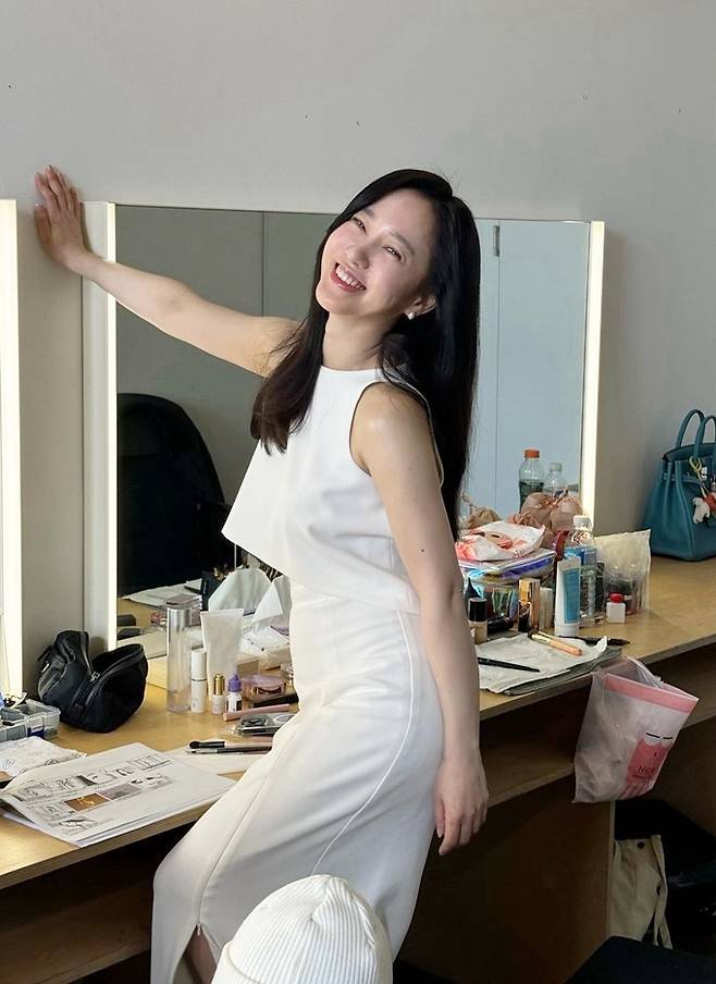 박주미 청담동 사모님의 우아한 외출 스타일 품격 갖춘 동안 투피스룩 패션엔