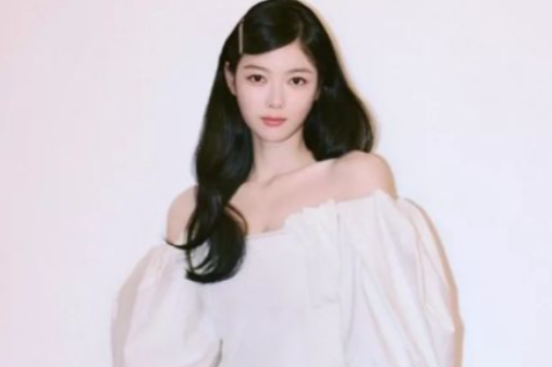 국민 여동생김유정 맞아초미니 하의실종룩어깨 여리여리 오프숄더 여신드레스 어썸클