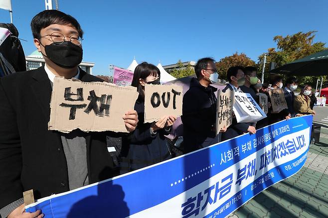 한국 청년을 ‘부채 좀비 만드는빚을 빚으로 막아라