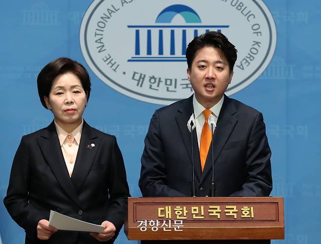 이준석 여성 경찰·소방 등 공무원 되려면 군 복무해야”···‘젠더 갈라치기 비판