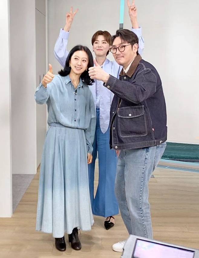 김희애 자전거 타며 영어공부 우아한 데님 투피스 어디꺼 패션엔