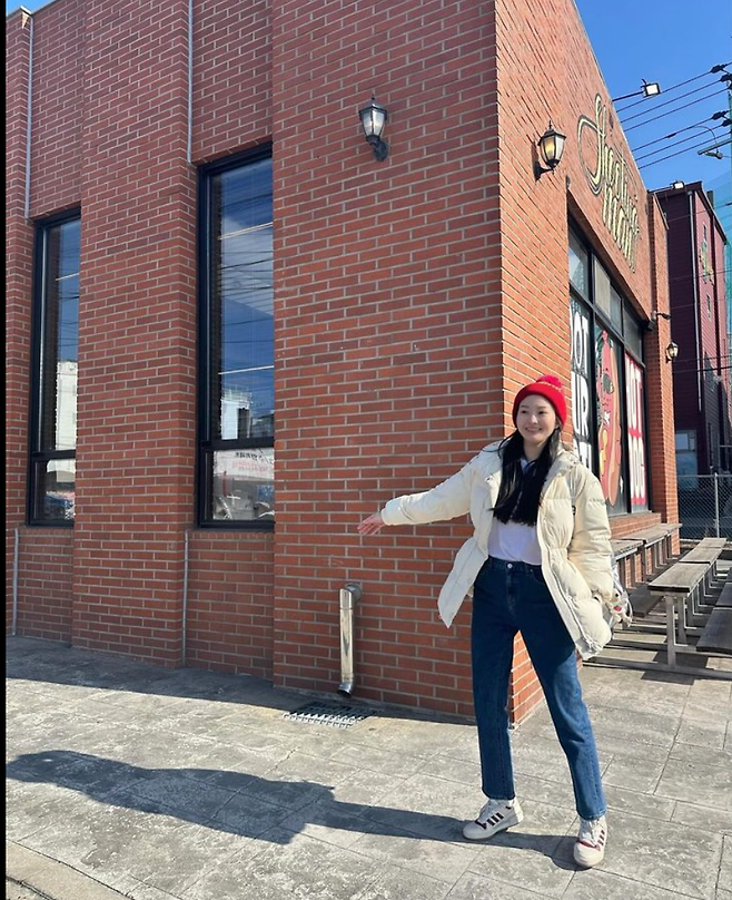 류이서 못 말리는 핫도그 사랑 귀여운 매력 뽐낸 패딩 비니 데님 팬츠룩 스타와 패션