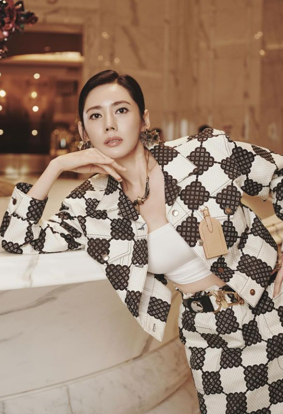 조용하던 추자현확 변한 근황40대 각선미 뽐낸 미니드레스룩 어썸클