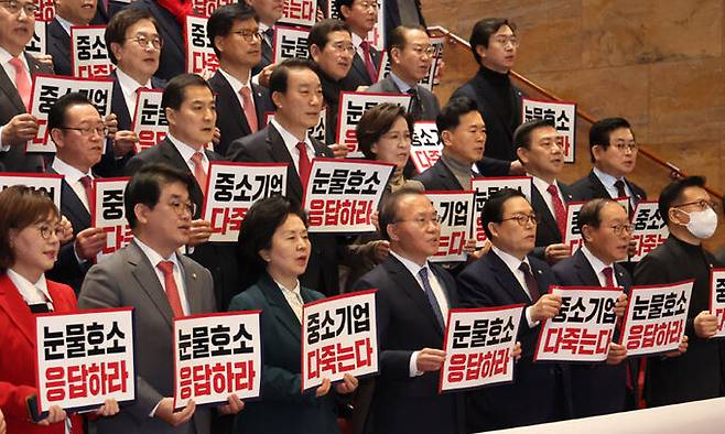 與 ‘산안청 수용 절충안에도 野 ‘중처법 2년 유예 끝내 거부