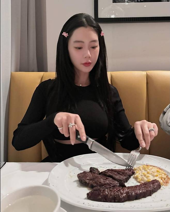 클라라 한 줌 허리 헉 소리 나는 독보적인 비율 크롭 티셔츠 코트 패션 스타와 패션