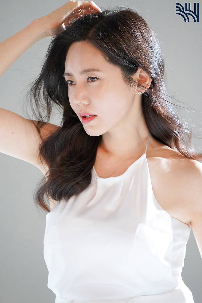 46세에 믿기지 않는 미모초동안 아들맘 여신 배우화이트드레스 어썸클