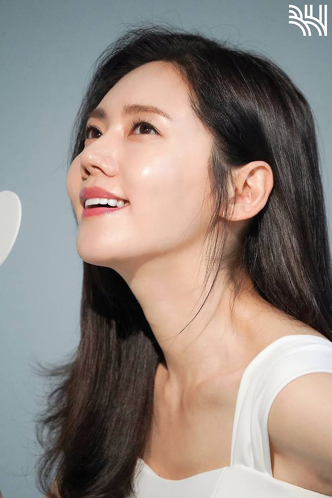 46세에 믿기지 않는 미모초동안 아들맘 여신 배우화이트드레스 어썸클