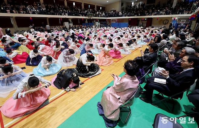 ‘저희 졸업하옵니다 동명여고 한복 졸업식 청계천 옆 사진관