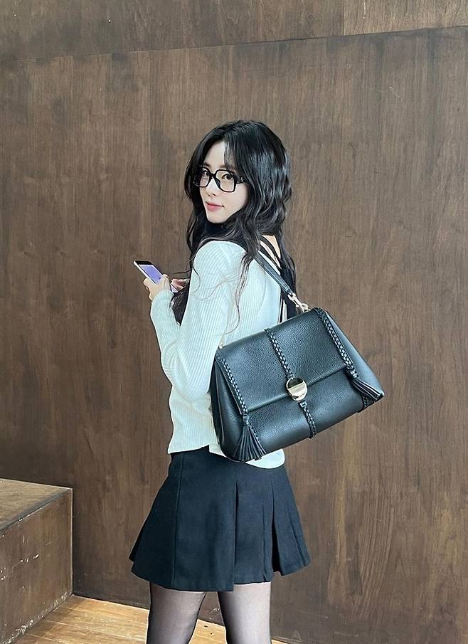 신시아 ‘마녀2의 그녀 안경 쓰니 딴 사람 분위기 확 바뀐 스마트 데일리룩 패션엔