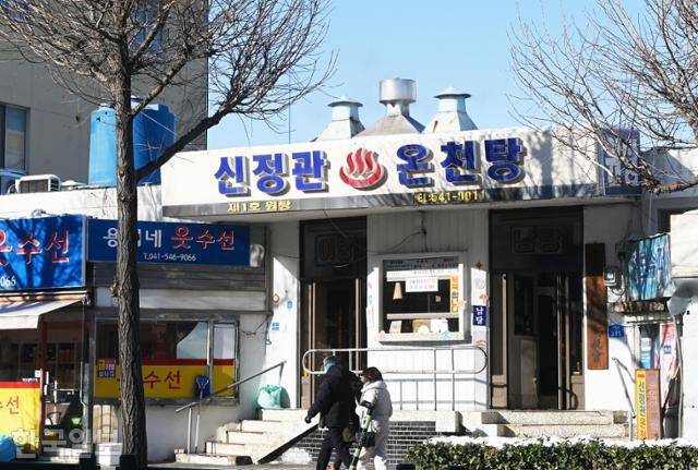 느린 풍경 하얀 김 모락모락 뜨끈하게 담가 볼까 온천수 물놀이할까