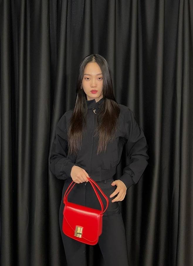 ‘송혜교 절친 신현지 환상 컬러 매치 레드로 힘준 이기적 모델의 올 블랙룩 패션엔