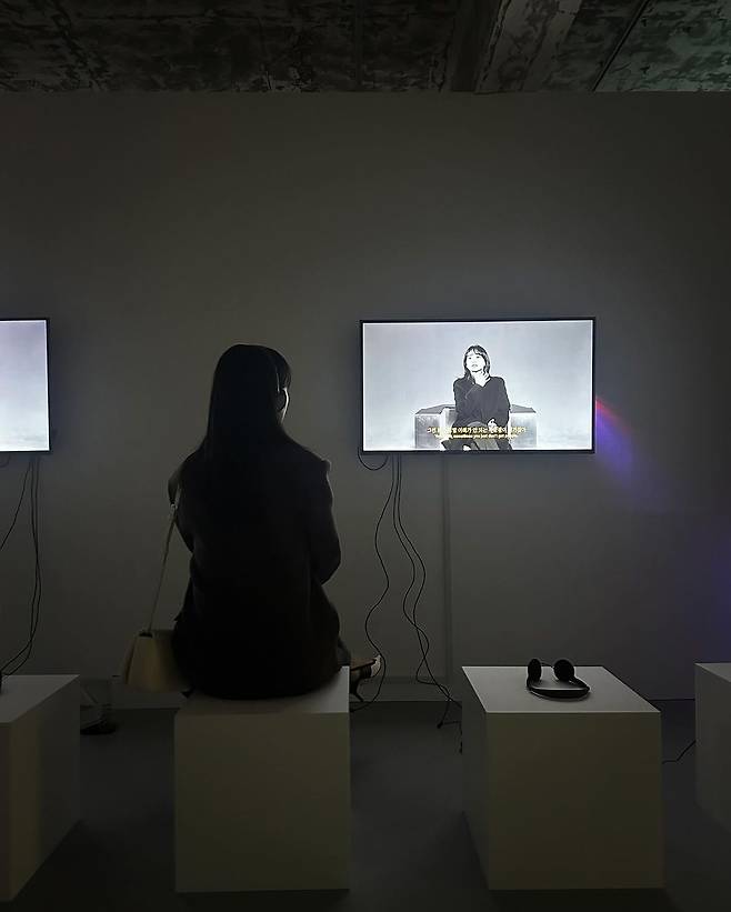 강한나 류덕환이 기획환 전시회 나들이 롱코트코디 라이프업