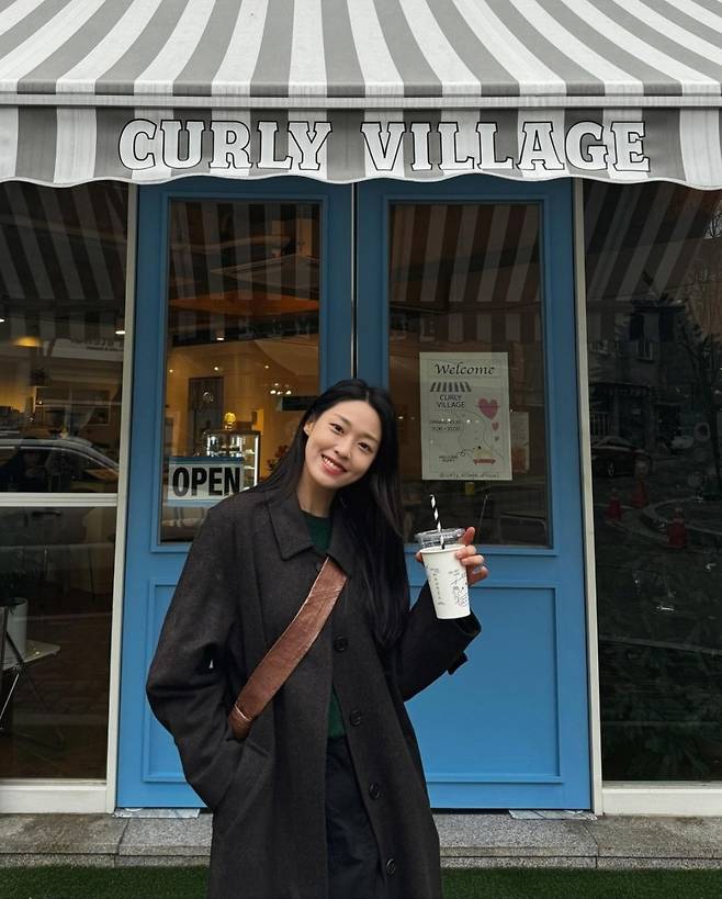 설현 아직 춥지만 얼죽아 사랑 청순한 코트 니트 스커트 패션 스타와 패션