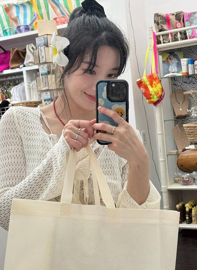 권은비 하와이로 겨울 탈출 홀터넥 꽃무늬 원피스에 시스루 카디건 리조트룩 패션엔