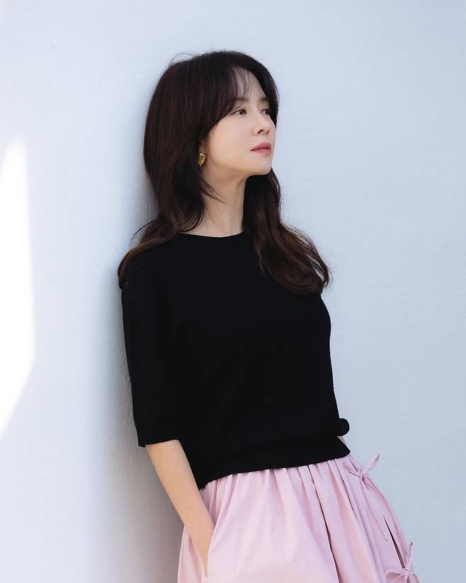 송지효 화보로 보는 24년 봄 시즌 론칭 코디 가디건 롱치마 라이프 뉴세이