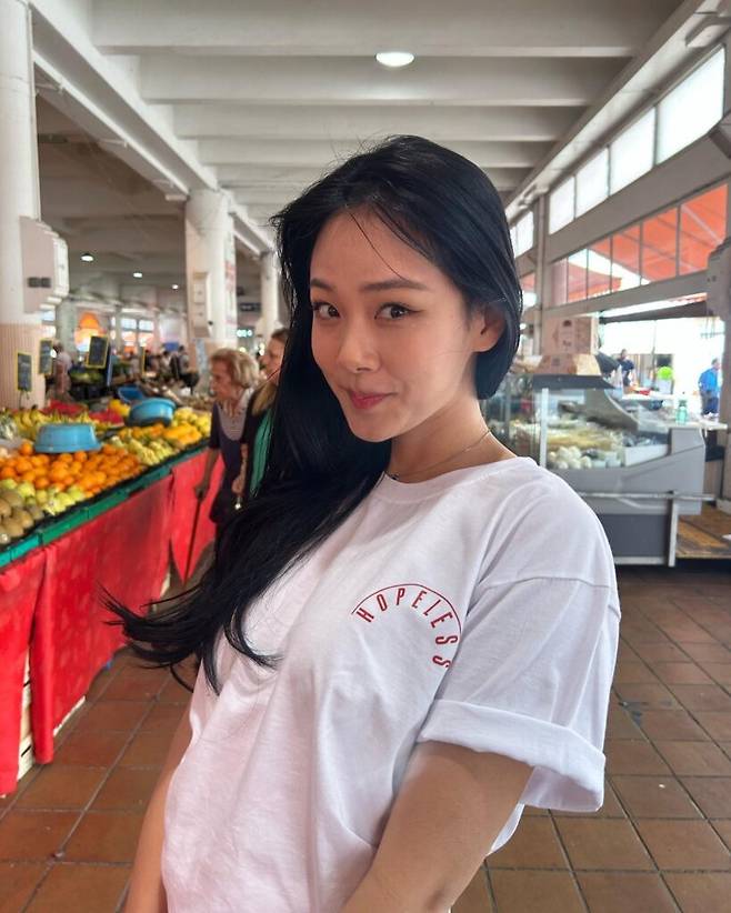 관객들에게 ‘입술 뽀뽀 팬 서비스를 해 준다는 여가수 셀럽스케치
