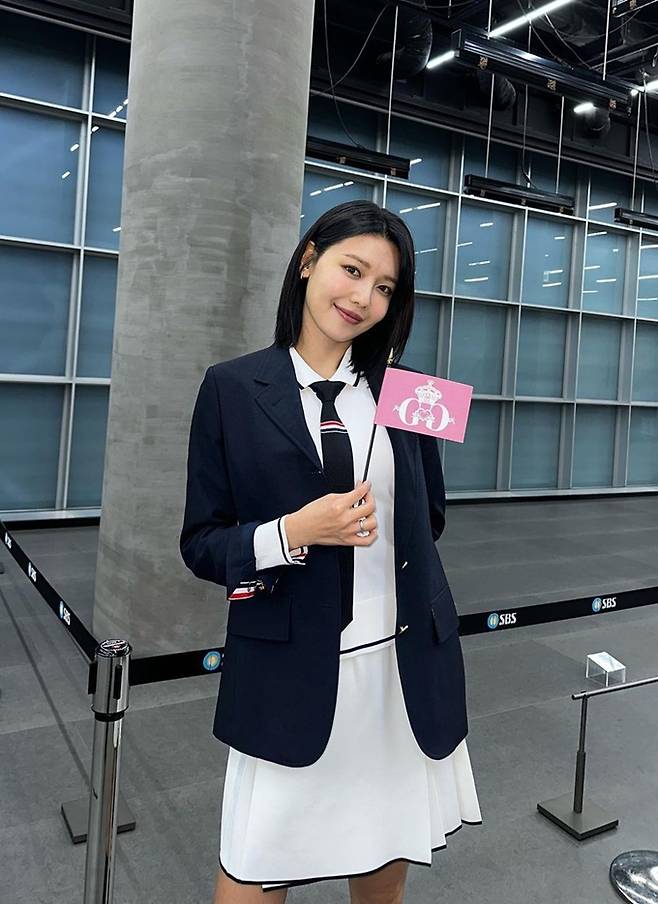 소녀시대 수영 설렘 가득 ‘명곡챔피언십 출근 하이틴 여고생 같은 프레피룩 패션엔