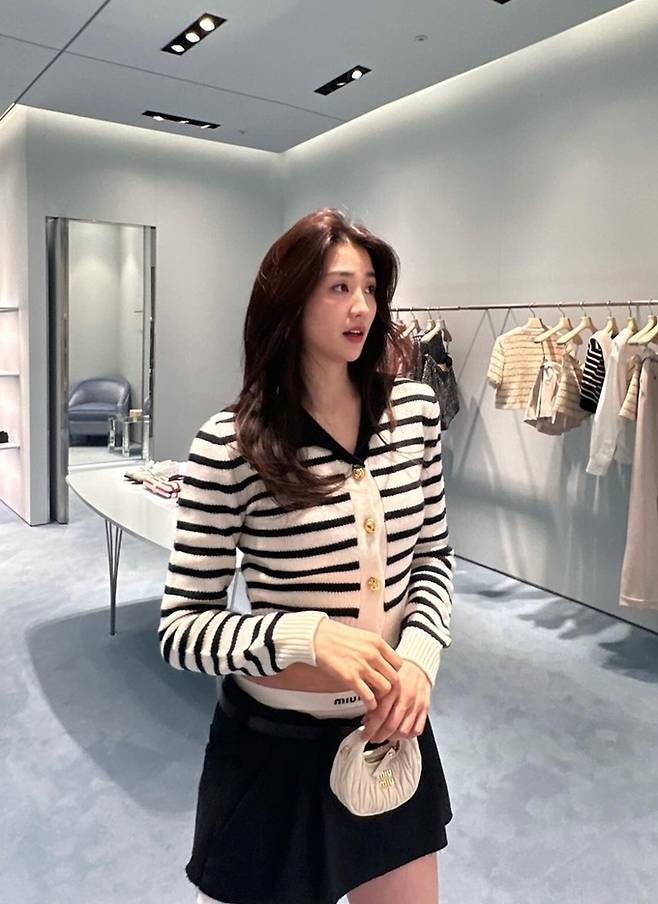 박하선 7살 딸 엄마 맞아 속옷 드러낸 로우라이즈 초미니 프레피룩 패션엔