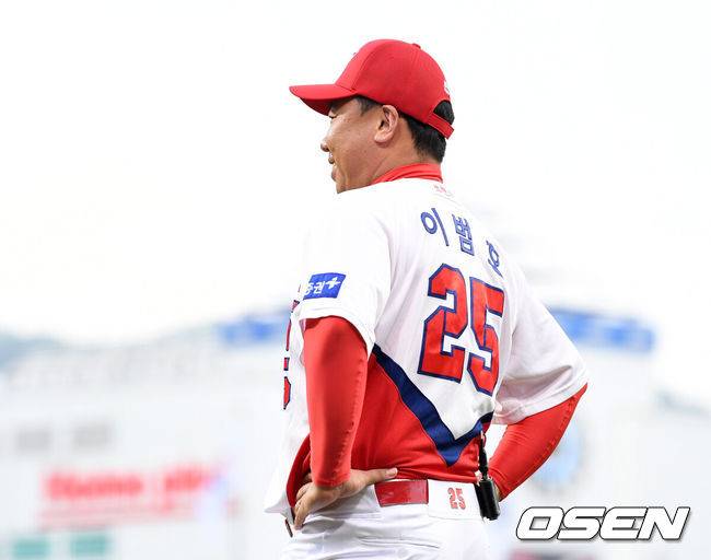"KIA 왜 갔슈?" 13년 전 홀대 받고 한화 떠났는데…우승, 은퇴식 그리고 감독까지 '인생만사 새옹지마'