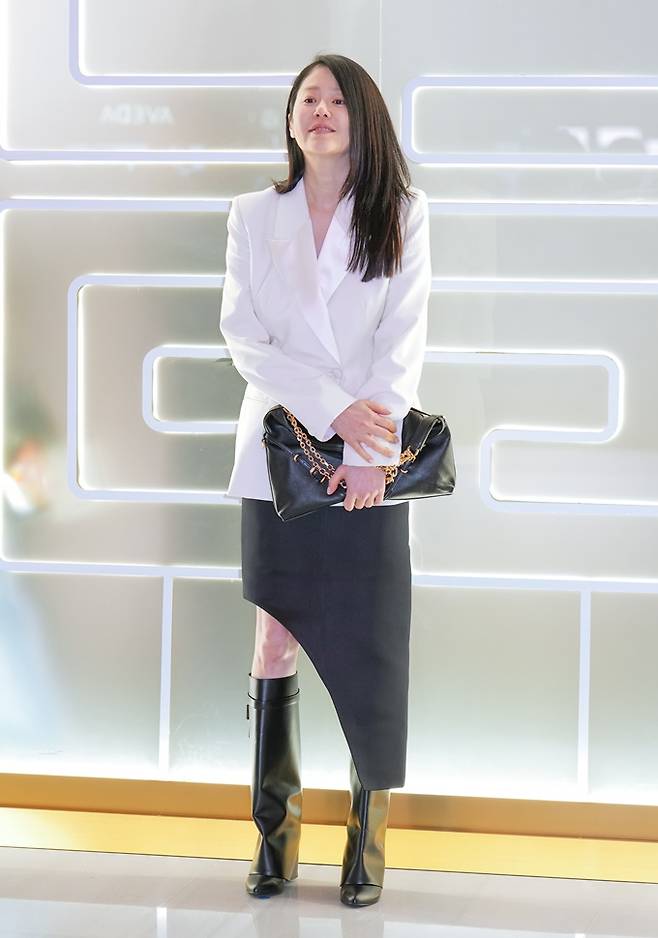 고현정 스커트가 예술 블랙앤화이트 올드머니룩 판교 백화점 나들이 패션엔