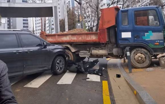 기가車 위에서 서서히 덮친 덤프트럭근데 운전자가 없다