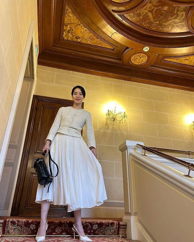 임지연 파리에서 빛난 우아함 트위드재킷 플리츠스커트룩 스타와 패션