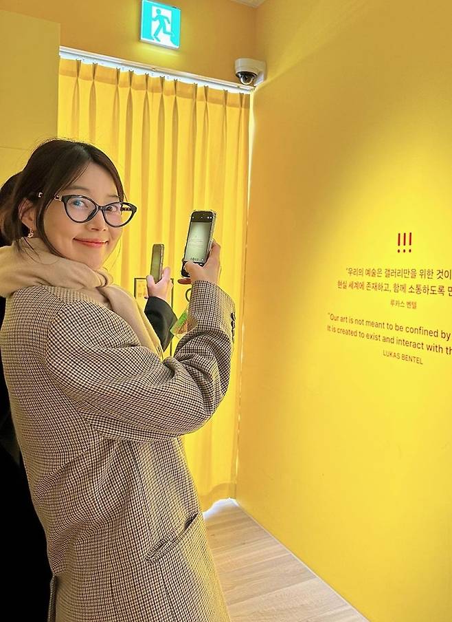 한지혜 꽁지머리에 클래식 코트 굿 육아 잊고 신난 하의실종 나들이룩 패션엔