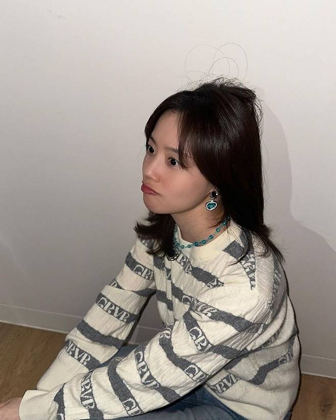 문채원 스트라이프 니트와 청바지 입고 수수한 청순미 뽐내 라이프 뉴세이