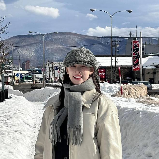 이나연 일본 여행에서 러블리한 가죽자켓 코디 공개 라이프업